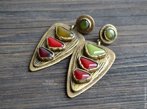 Серьги с красным и зеленым стеклом. С серебряными швензами из п.г ...