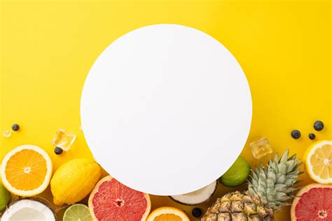 파인애플 감귤류 과일 오렌지 레몬 라임 자몽의 밝은 평면도 사진 노란색 배경에 텍스트 또는 로고를 추가하는 데 이상적인 빈 원으로 여름 마케팅에 적합합니다 0명에 대한 스톡