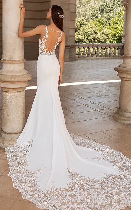 15 Wedding Dresses With Gorgeous Trains Artofit