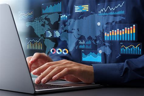 글로벌 경제 및 무역 분석 통계 및 지표 그래프 노트북 컴퓨터를 사용하여 데이터를 분석하는 분석가 개념에 대한 스톡 사진 및 기타 이미지 Istock