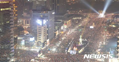 어둠을 밝히는 촛불