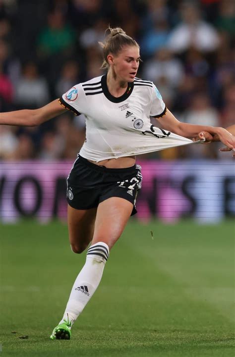 Dfb Star Jule Brand Privat So Zeigt Sie Sich Auf Instagram Mnqjcp