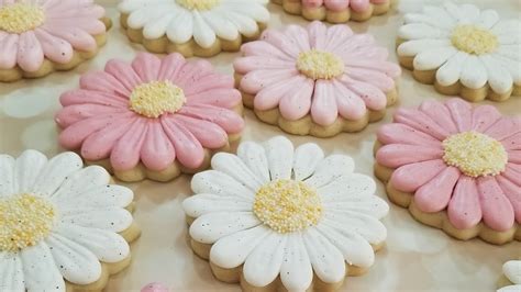 Simple Gerbera Daisy Sugar Cookies On Kookievision Youtube Decorated Flower Cookies Flower