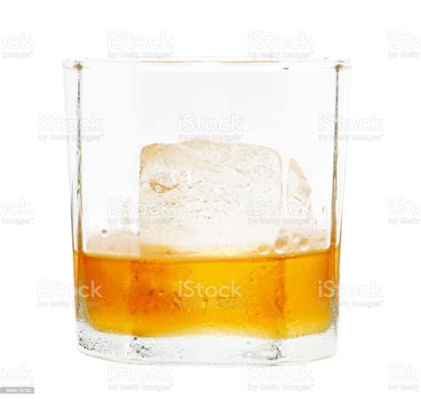 클리핑 경로와 흰색 배경에 고립 된 위스키 얼음 공을와 차가운 젖은 증기 증기의 모양 디자인 유리 가까이 0명에 대한 스톡 사진 및 기타 이미지 Istock