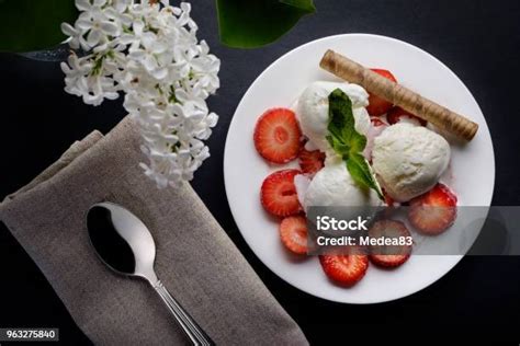디저트 아이스크림 와플 딸기 민트 슬라이스 흰색 접시 검은색 상위 보기 0명에 대한 스톡 사진 및 기타 이미지 0명 개념 검은색 Istock