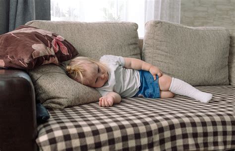 슬픈 얼굴을 가진 어린 소녀가 소파에 집에 누워있다 고독 부정적인 감정 표현에 대한 스톡 사진 및 기타 이미지 고독 부정적인 감정 표현 교육 마음이 산란해진 Istock