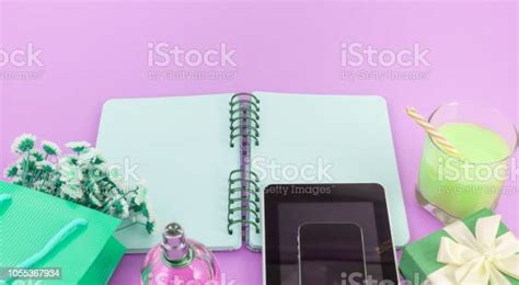 보라색 배경에 종이 가방 유리 칵테일 유리 튜브 상자 선물 휴대폰 태블릿에 꽃의 부케를 작성 하기 위한 배너 오픈 메모장 깨끗 한 페이지 교육에 대한 스톡 사진 및 기타