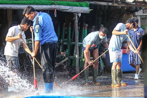 Dvb ကိုရိုနာဗိုင်းရပ်စ် ကာကွယ်ရေး ဗဟိုစံပြငါးဈေးတွင် ပိုးသတ်ဆေးဖျန်း