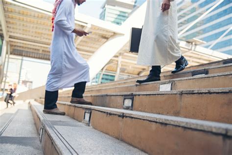 걷는 두 명의 사업가가 현대 도시 생활에서 일하는 사무실로 갑니다 도시 거리 도시 라이프 스타일에서 사업가 남자와 바쁜 사람들의