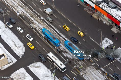 다양한 차량 트램 및 버스 자동차 및 보행자가있는 도시 교차로가 거리의 구를 따라 움직입니다 조감도 도시 도로 거리에 대한 스톡 사진 및 기타 이미지 Istock