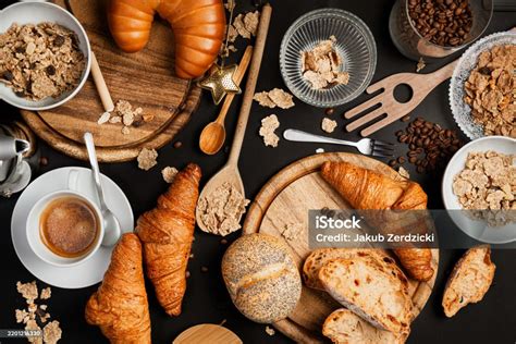 신선한 빵 패스트리 커피 오트밀 아침 식사 시리얼 아침 식사 어둡다 배경 평면도 0명에 대한 스톡 사진 및 기타 이미지 Istock