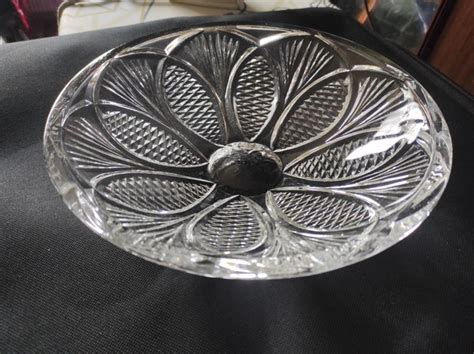 1 Блюдо хрустальное диаметр 24 см Цена 1500 р 2 Тарелки Неман стекло диаметр 20 см Цена