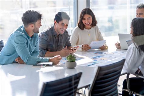 회의실 테이블에서 서류 작업을 하는 다양한 인종 의 다양한 그룹 사무실에 대한 스톡 사진 및 기타 이미지 사무실 공연 재미 Istock