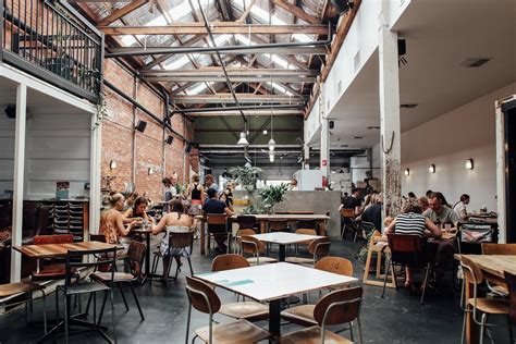 가족 건축 공동 작업 낮 식사 노출 된 벽돌 높은 천장 도시 레스토랑 도시 식사 도시의 삶 라이프스타일 레스토랑 인테리어 로프트 변환 로프트 스타일