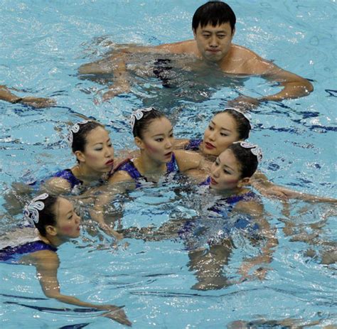 Synchronized Swimming Japanese Swimmer Collapses At Water Cube Pool Welt