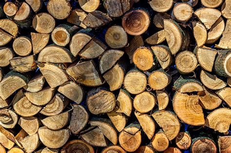 겨울의 장작 바베 큐의 장작 나무로 만든 배경입니다 잘라내기 및 난방을 위한 나무의 기성 품 조각 다진된 로그 생태 개념입니다 갈색에 대한 스톡 사진 및 기타 이미지