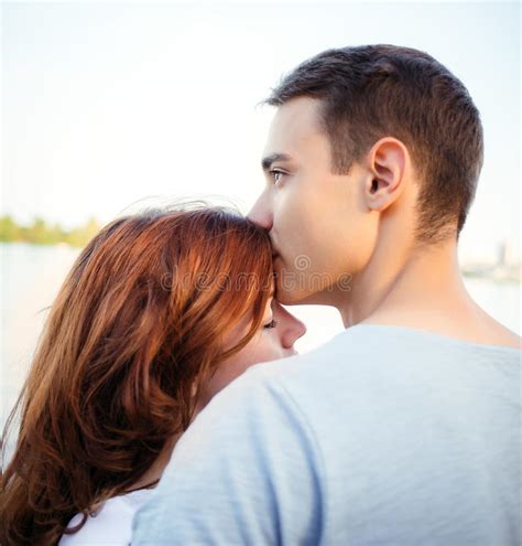 Pares Jovenes Felices En Amor Foto De Archivo Imagen De Feliz Lindo