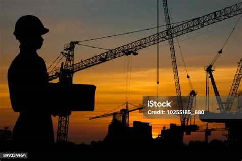 건축가 및 엔지니어 개념 안전 헬멧 및 종이 계획 구조 크레인 건물 및 일몰에 배경 건물의 시트를 들고 서 작업 남자의 실루엣 강철에 대한 스톡 사진 및 기타 이미지