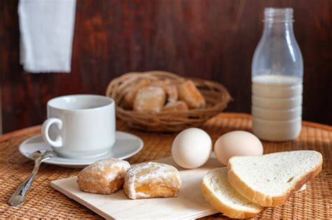 아침 식사와 컵 커피 진저 계란 빵과 우유 소프트 테이블에 병에 대 한 어두운 배경에서 조명 질감 긁힘과에 It 밝은 버전 0명에 대한 스톡 사진 및 기타 이미지 Istock