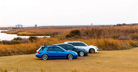 가을 풍경 속 주차된 차들과 함께하는 아름다운 전망 · 무료 스톡 사진