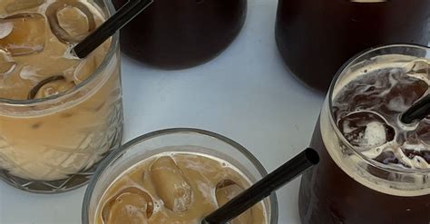 가벼운 커피 갈색 액체 검은 빨대 다크 커피 바리스타 발리 케 예르 발리케시르 봉사 한 빨대 마시다 사교 모임 사용 후 버릴 수 있는 상쾌한 수직 쐈어