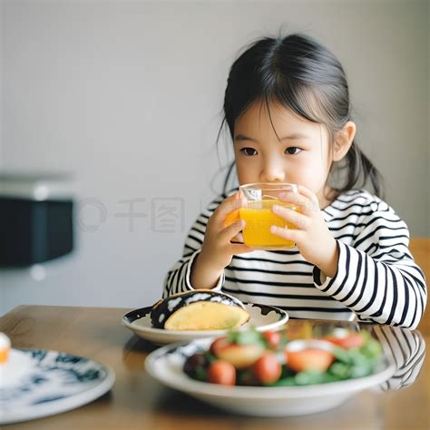 小女孩ai数字艺术 儿童小女孩餐桌前喝橙汁专注生活化写实商业照片 Ai人像免费下载png格式4096像素编号71336255 千图网