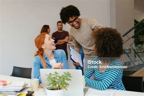 노트북을 사용 하 여 새 프로젝트에 일 하는 3 명의 사업 사람들 남성에 대한 스톡 사진 및 기타 이미지 남성 남자 남자 사업가 Istock