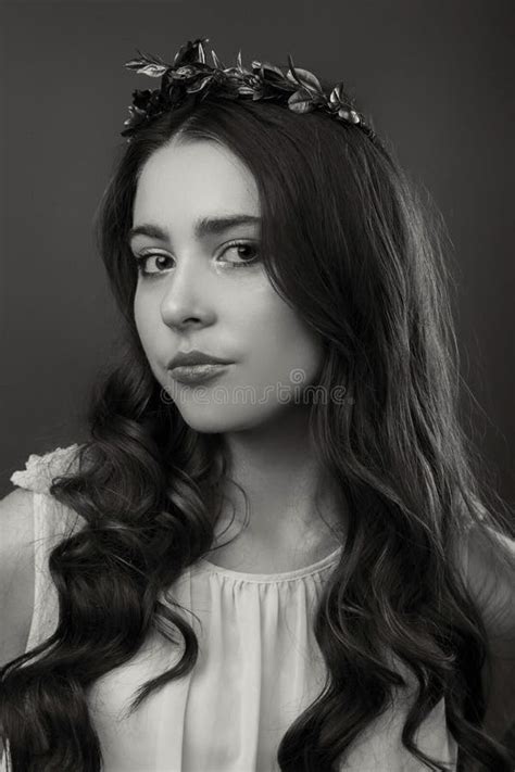 Muchacha Joven Y Hermosa De Una Manera Elegante Foto De Archivo