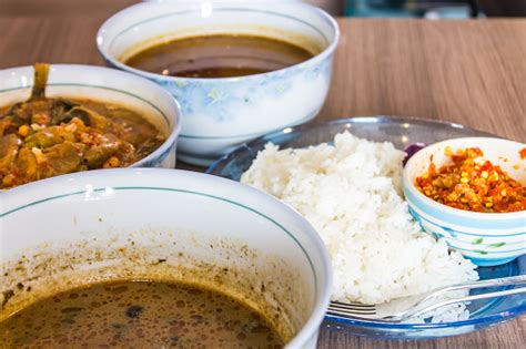 파란색 접시에 순수 화이트 재 스민 쌀 컵 레드 칠리 붙여넣기 있다 그리고 갈색 나무 테이블에 3 개의 포크 레드 카레 붙여넣기 갈색에 대한 스톡 사진 및 기타 이미지