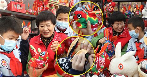 គួរឱ្យស្រឡាញ់ សិស្សបឋមនៅចិន នាំគ្នាសម្រុករៀនដេរតុក្កតារូបទន្សាយ ត្រៀមស្វាគមន៍ឆ្នាំថ្មី The