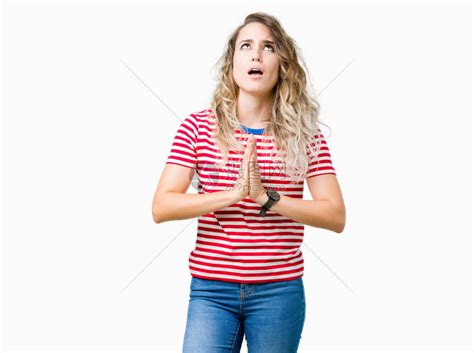美丽的年轻金发女郎在与世隔绝的背景下乞求和祈祷高清图片下载 正版图片504366376 摄图网