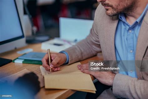 현대적인 사무실 작업 공간에서 공동 작업하면서 메모를 계획하는 사업가 25 29세에 대한 스톡 사진 및 기타 이미지 25 29세 2명 35 39세 Istock