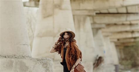 아름 다운 세련 된 힙 스터 여자 점프 모자 가죽 가방 프린지 판초 및 부츠에서 재미 보헤미안 여행자 소녀 집시 모습 산의 해변 근처 여름 여행 즐거운 순간들