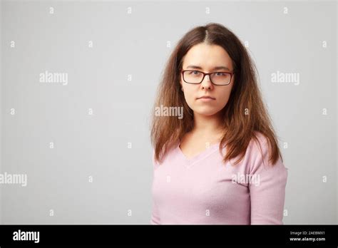 Jeune Femme Brune Lunette Banque De Photographies Et Dimages Haute R Solution Alamy