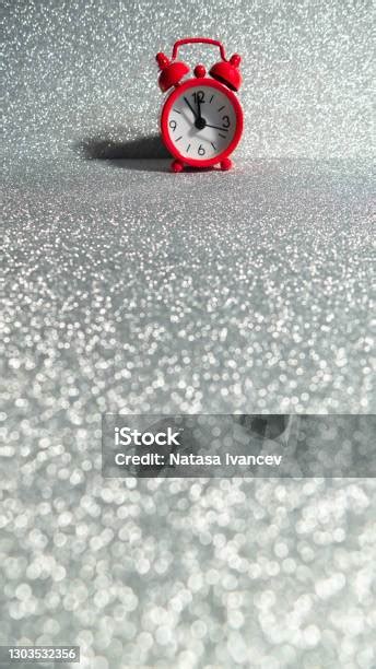 빨간색 시계는 실버 글리터 배경에 12 분 5 분 보여줍니다 네거티브 스페이스 또는 텍스트공간을 복사합니다 0명에 대한 스톡 사진 및 기타 이미지 Istock