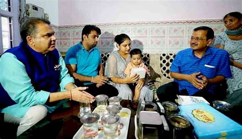 kejriwal alongwith arora visits kanav who got new life support