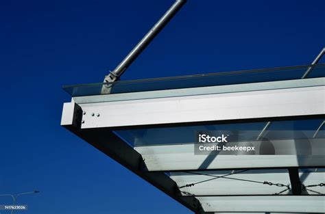 건물 입구 위의 스트럿 매달린 유리 지붕 버스 정류장 기차역 케이블 바람 중괄호 페르골라 위의 창문이있는 알루미늄 구조 강철에 대한 스톡 사진 및 기타 이미지 Istock