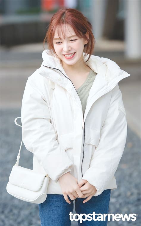 [hd포토] 레드벨벳 웬디 오늘따라 왠지 수줍수줍한 와니 웬디의 영스트리트 출근길 네이트 연예