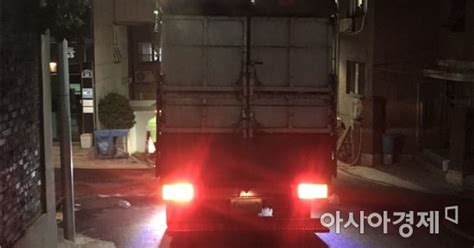 쓰레기수거차위험 쌓고 달린다