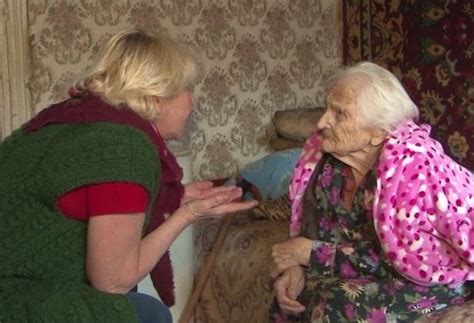 Ми забрали до нас нашу бездітну тітку і почали доглядати її а вона в подяку переписала свою