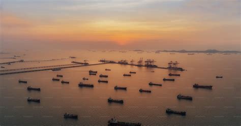 공중보기 정유소에서 원유를 운송하기 위해 황혼에 바다에 유조선 유조선 공원 사진 Unsplash의 산업 이미지