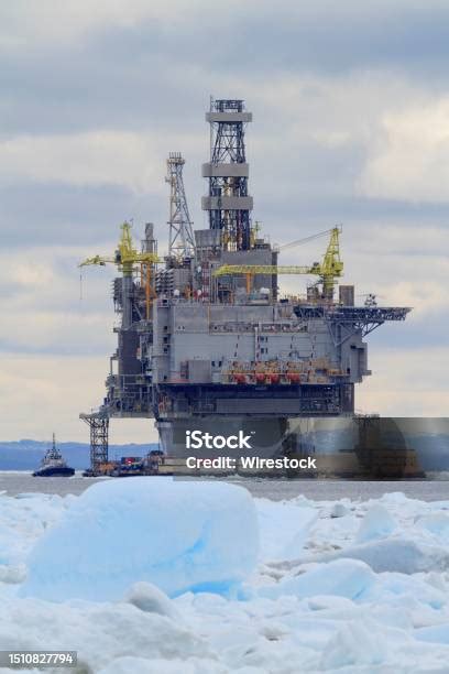 바다의 얼음물 표면에 있는 해양 석유 굴착 장치 북극 지방에 대한 스톡 사진 및 기타 이미지 북극 지방 석유 산업 0명 Istock