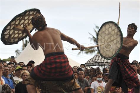 Tradisi Gebug Ende Seraya Di Bali Antara Foto