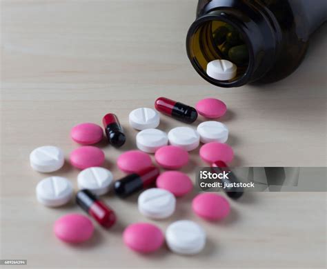 타블렛 색상 혼합 치료 항생제 약국 의학 의료 마약 처방전에 치료 약물에 대 한 의사 작업 0명에 대한 스톡 사진 및 기타 이미지 0명 건강관리와 의술 과학 Istock