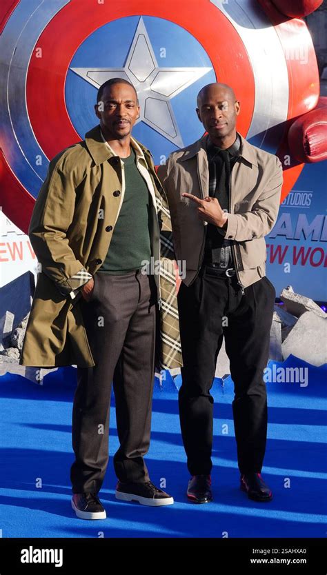 Anthony Mackie à Gauche Et Julius Onah Assistent à Un Appel Photo