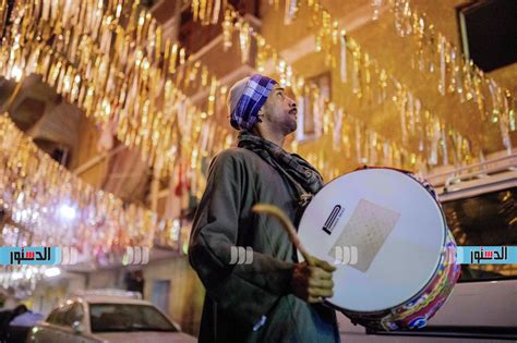 المسحراتى فى إحدى المناطق الشعبية