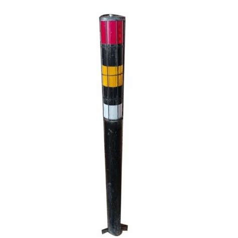 Black Base 45 Feet Cylindrical Mild Steel Delineator Post For Road