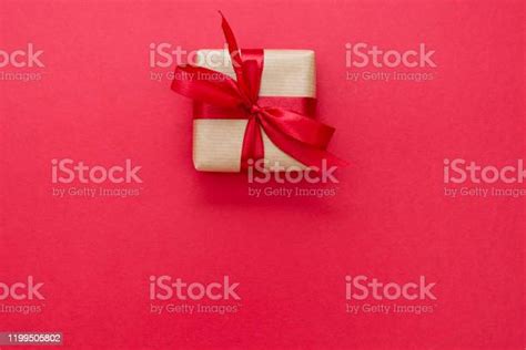 빨간 배경에 고립 된 크래프트 종이와 빨간 활로 포장 된 선물 상자 추상 플랫 레이 0명에 대한 스톡 사진 및 기타 이미지 0명 공예 기념일 Istock