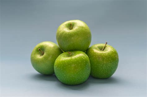 고립 된 파란색 배경에 아름다운 녹색 사과의 무리 복사 공간이 있는 맨 위 보기 0명에 대한 스톡 사진 및 기타 이미지 0명 과일 러시아 Istock