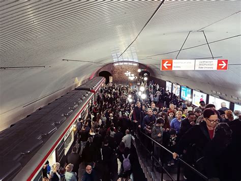 „ვაგზლის მოედანზე“ მეტროში საბურთალოზე გადასასვლელ ხაზზე ხალხის დიდმა ნაკადმა საცობი შექმნა